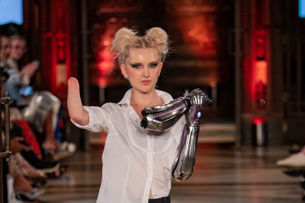 Bionic-armed Model Stuns Audience At London Fashion Week - Vida Newspaper